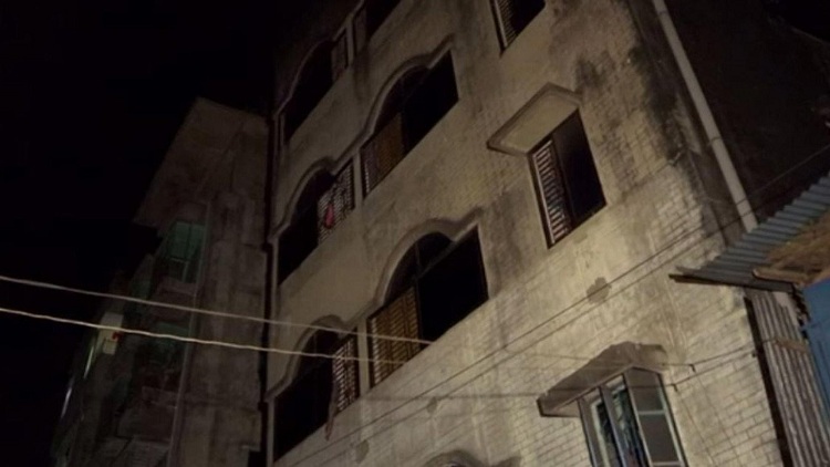 5-storey building tilts in Ctg, police cordon off