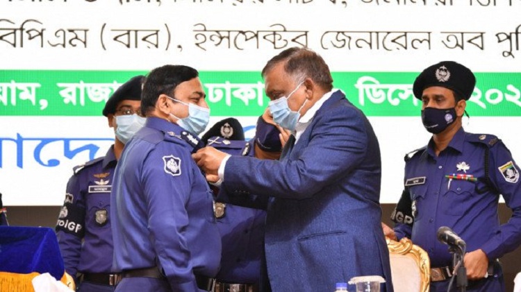Police get insignia for being Covid-19 frontline fighters