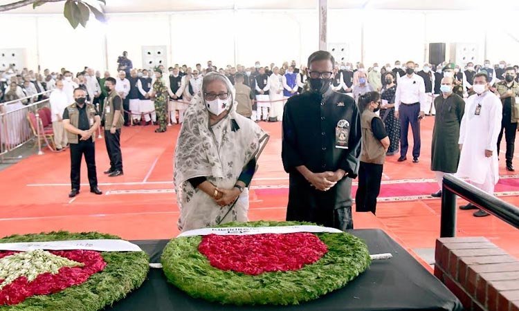 PM pays tribute to August 21 grenade attack victims