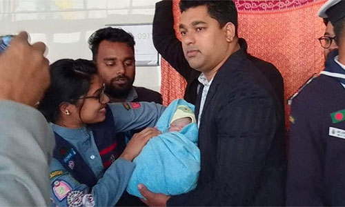 Sonia gives birth to baby boy in metro rail station