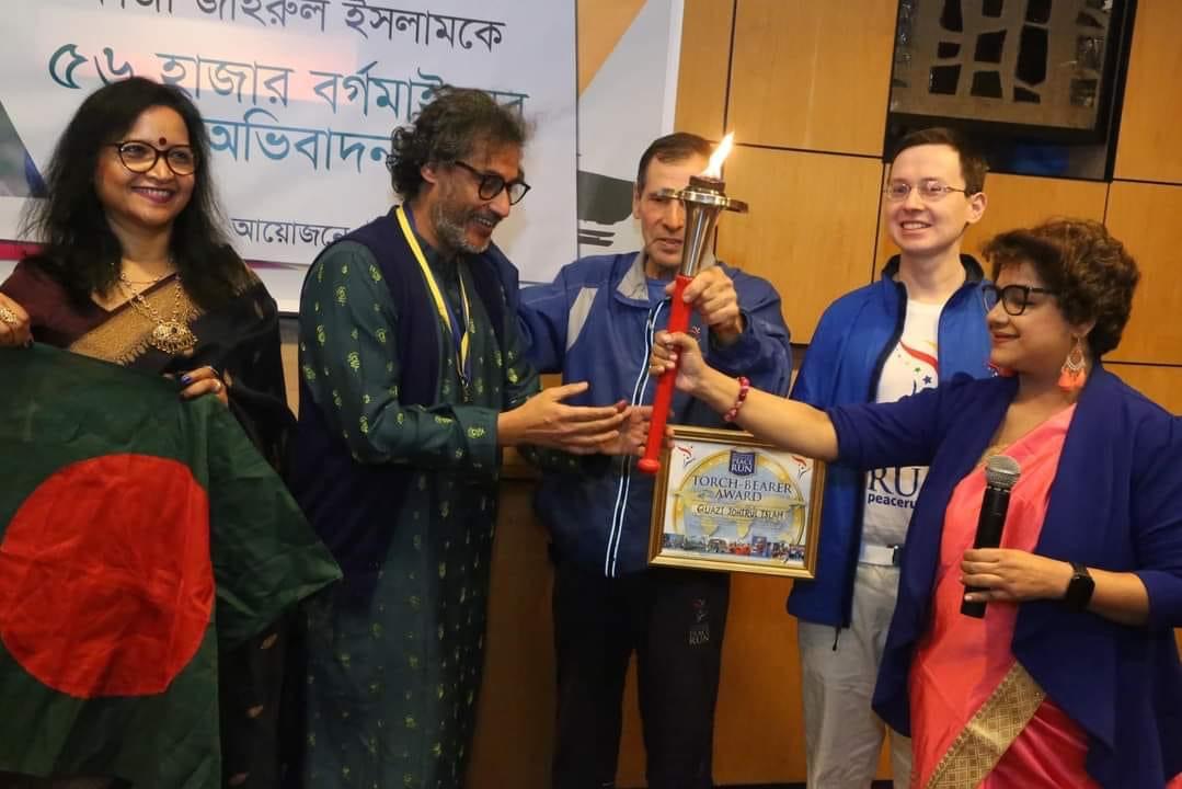 Poet Quazi Johirul Islam receives Sri Chinmoy Peace Award