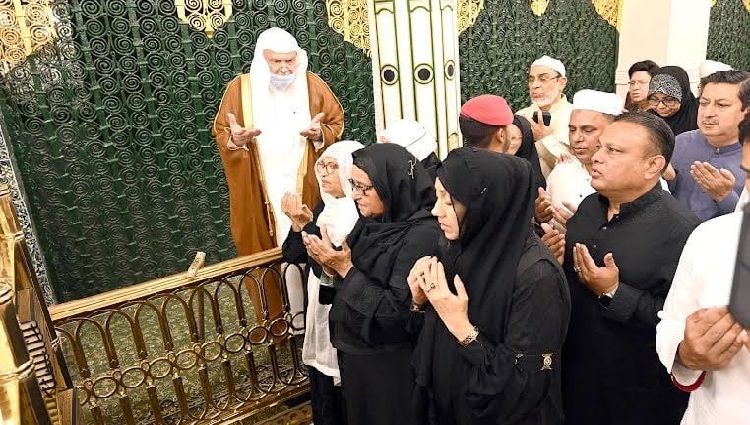 PM offers ziarat at Rawza Mubarak of Prophet (SM)