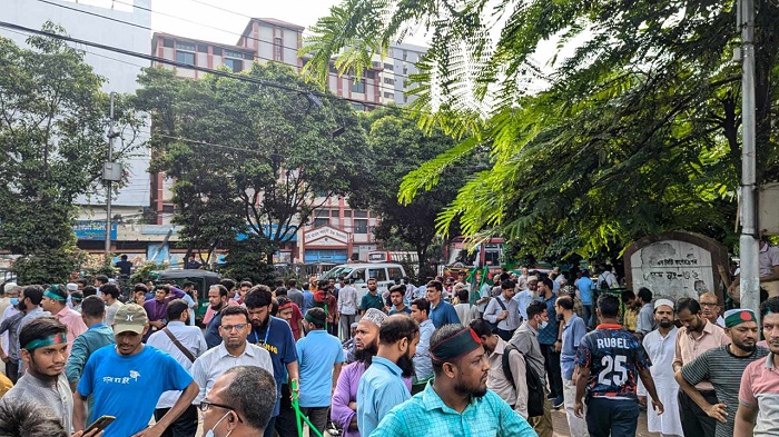 Students, people occupy Dhanmondi-32