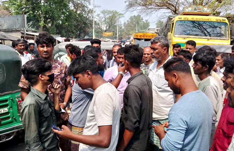 CNG workers block highway in Sirajganj
