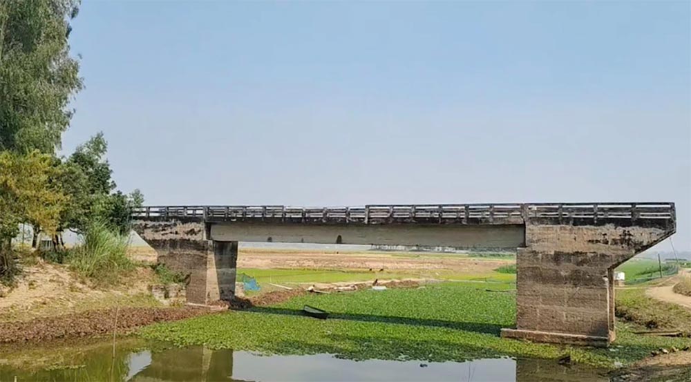 Bridge without connecting roads of no use at Chatmohar