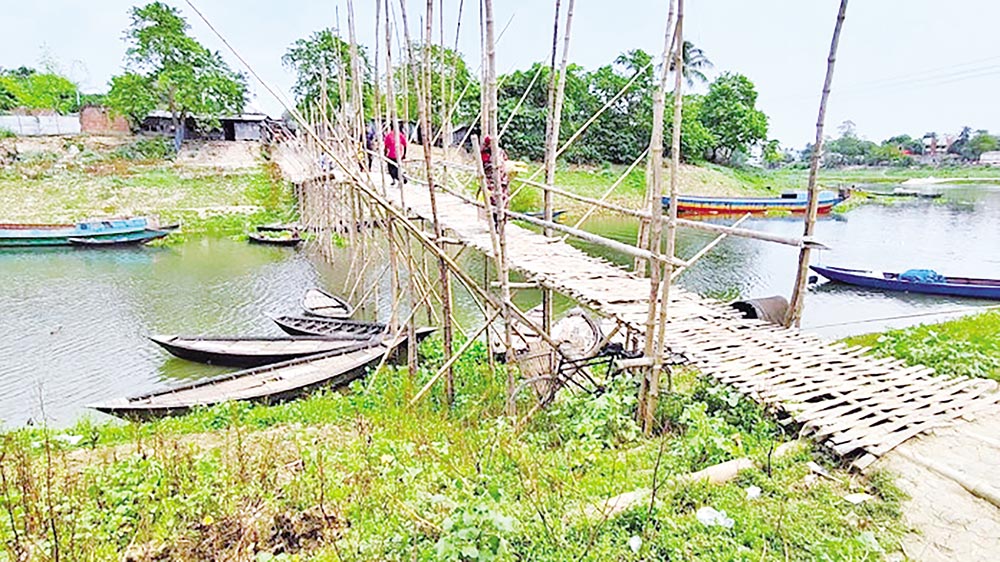 Thousands of villagers suffer for lack of bridges at Chatmohar