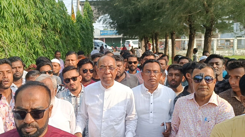 Former Bhola MP visits erosion-hit embankments