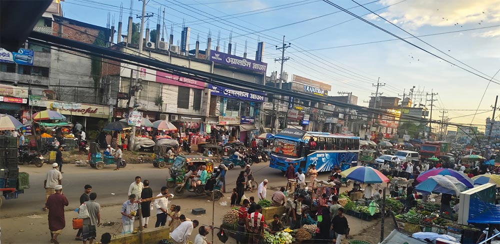 Occupied sidewalks increase traffic congestion at Lohagara